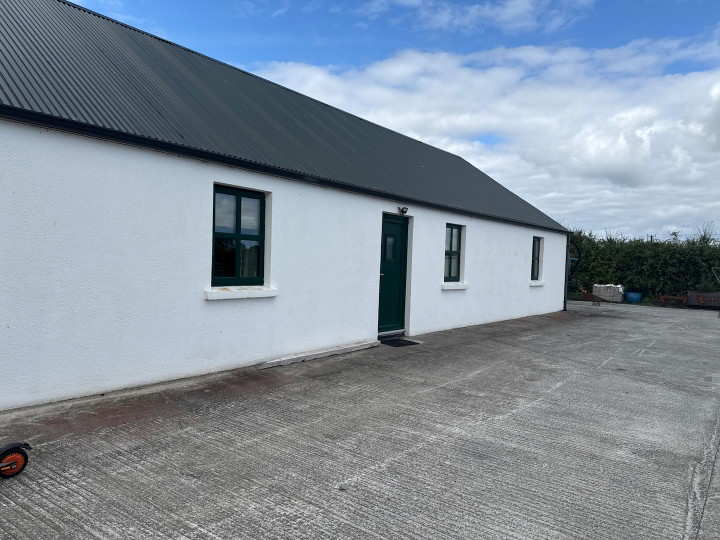 A Cosy Farmhouse In A Farmyard - Tullamore, Ireland