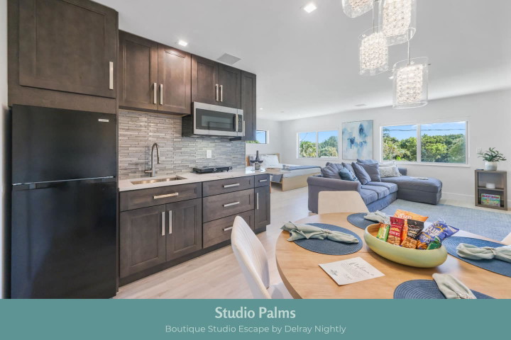 331 | Sleeps 3 | Walk To Ave | By Delraynightly - Delray Beach, FL