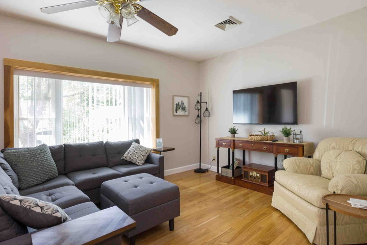 Cheerful 3-bedroom Home (Newly Renovated!) - Colchester, VT