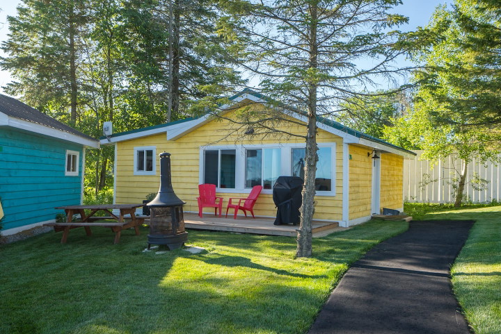 The Yellow Cottage - Horseshoe Valley, ON