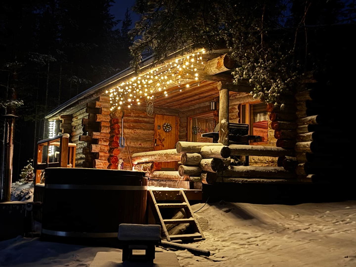 Foxhill Cabin Aurora Hot Tub Experience - Suomi