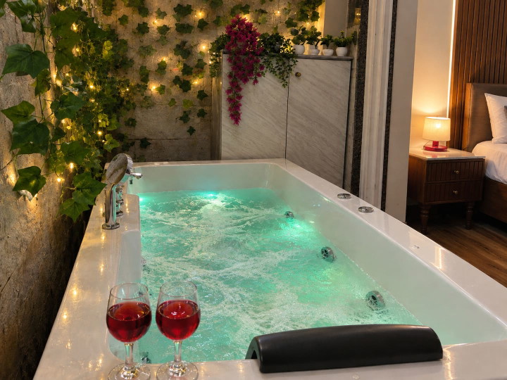 Luxe Jaccuzi Studio Room | @Golf Course Road - Inde
