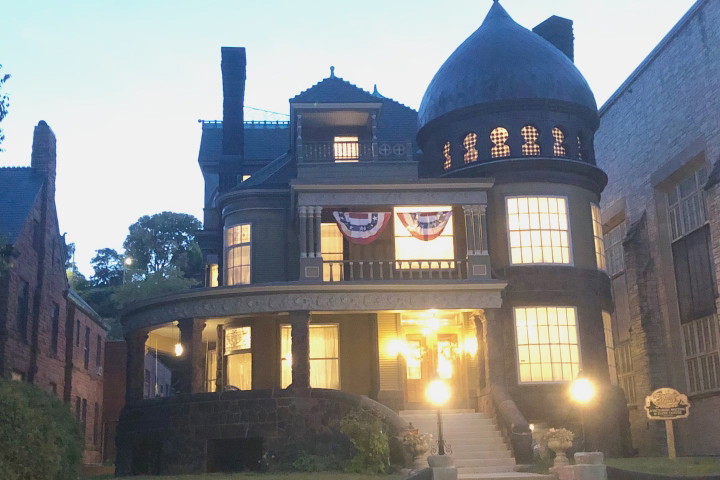 Historic Fannie Stout House (Apt 6) - Dubuque, IA