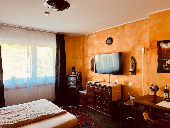 Ideal For Work And Study, High-speed Wi-fi, Smart Tv - Bonn