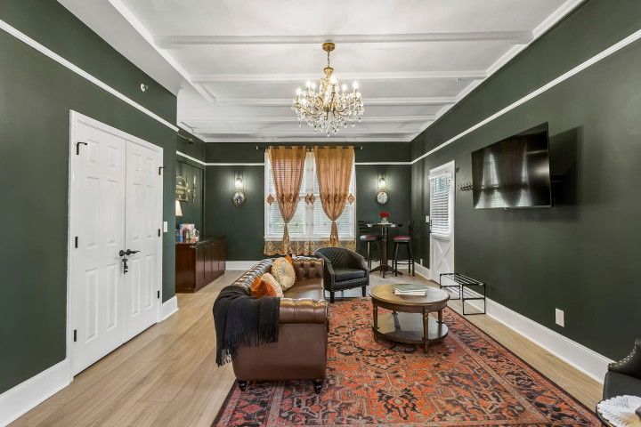Wrenwood Manor | Walk To Marietta Square - Kennesaw, GA