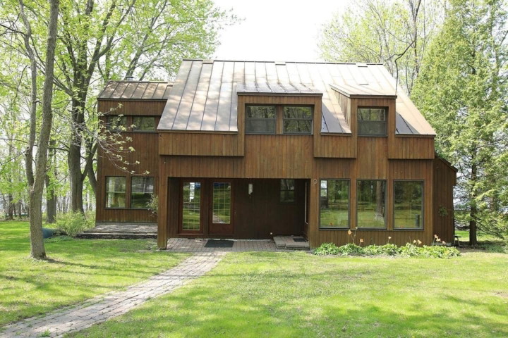 Lakefront Chalet In Montreal - 