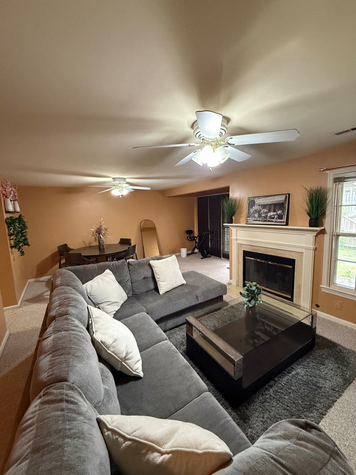Cozy Entire Basement Suite  5 Min To The Mall - Fairfax