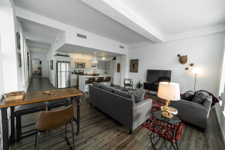 725- Big 2 Bedroom/king Beds/corner Unit/ + Parking - Milwaukee, WI