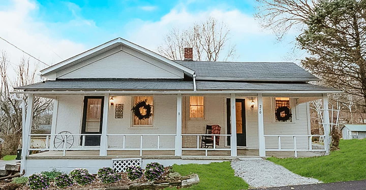 Historic 1840 Home: Walk To Town + Hot Tub & Pets - Nashville, IN