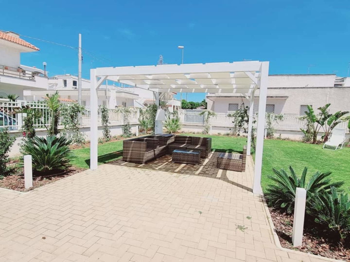 Splendida Villa Con Pineta A Pochi Metri Dal Mare - Torre Lapillo
