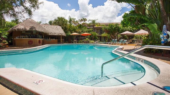 Near Naples Zoo With Free Breakfast & Parking - Naples, FL