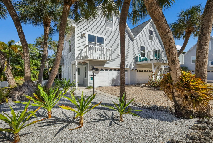 Island Escape With Pool And Balcony! Near The Beach And Dining - Two Sisters - Holmes Beach, FL