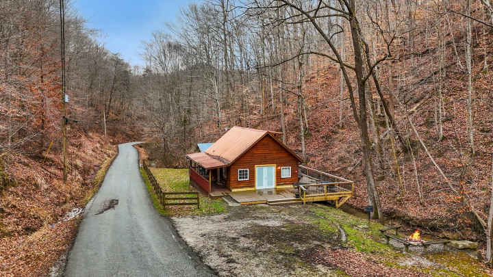 "Creekside" Nada Tunnel, Hot Tub - Slade, KY