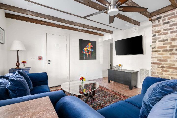 Chic Downtown King Bd Apartment + Parking - Charleston, SC
