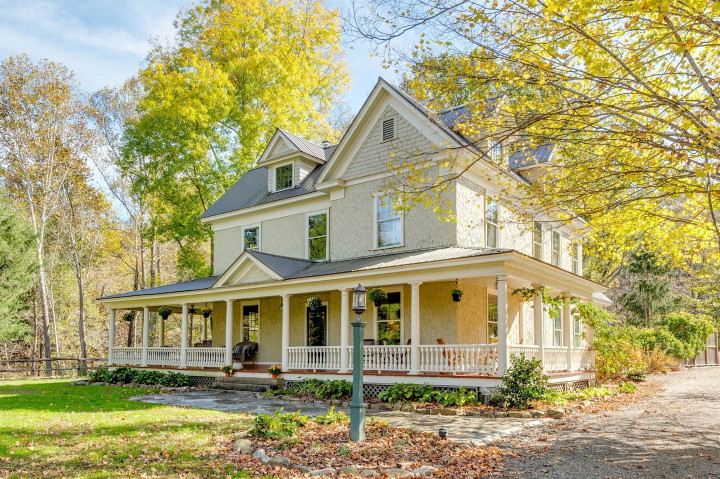 Spacious Mountain Farmhouse | Creek | Hot Tub | Fireplaces | In Town - Hot Springs, NC