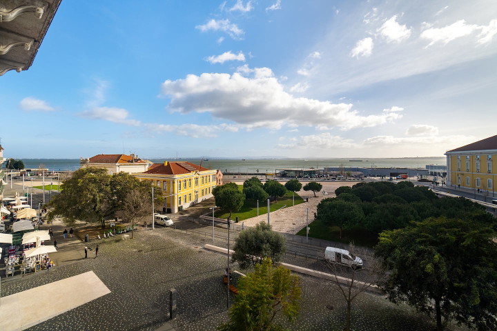 Majestic Lisbon Stay With Breathtaking River Views - Lisbon