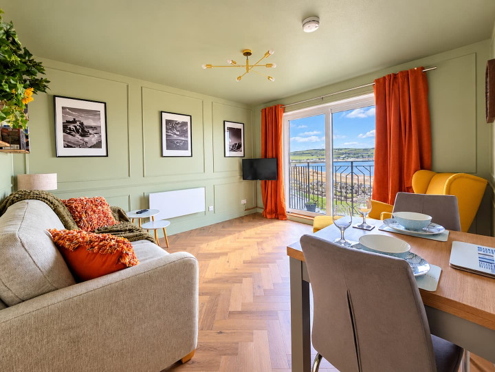 Romantic Sea Front Apartment - Balcony & Parking - Stonehaven