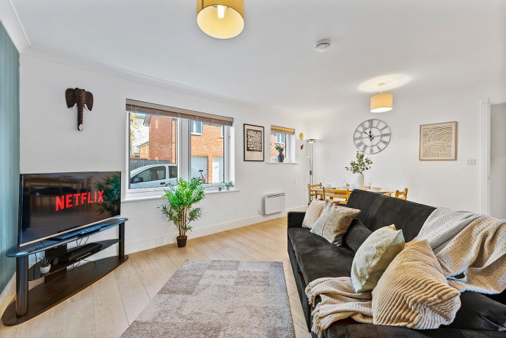 Contemporary Warwick Stay | 2br & Parking - Warwick