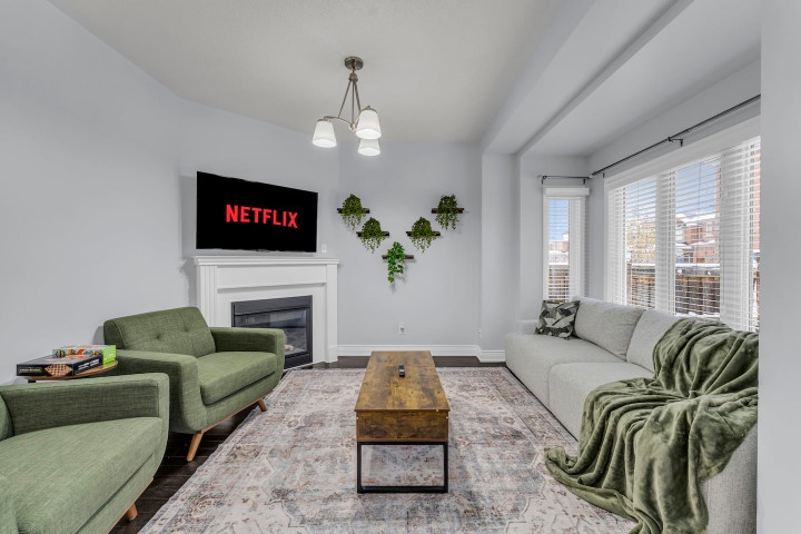 Stylish 5br Home | Sleeps 13 - Brampton