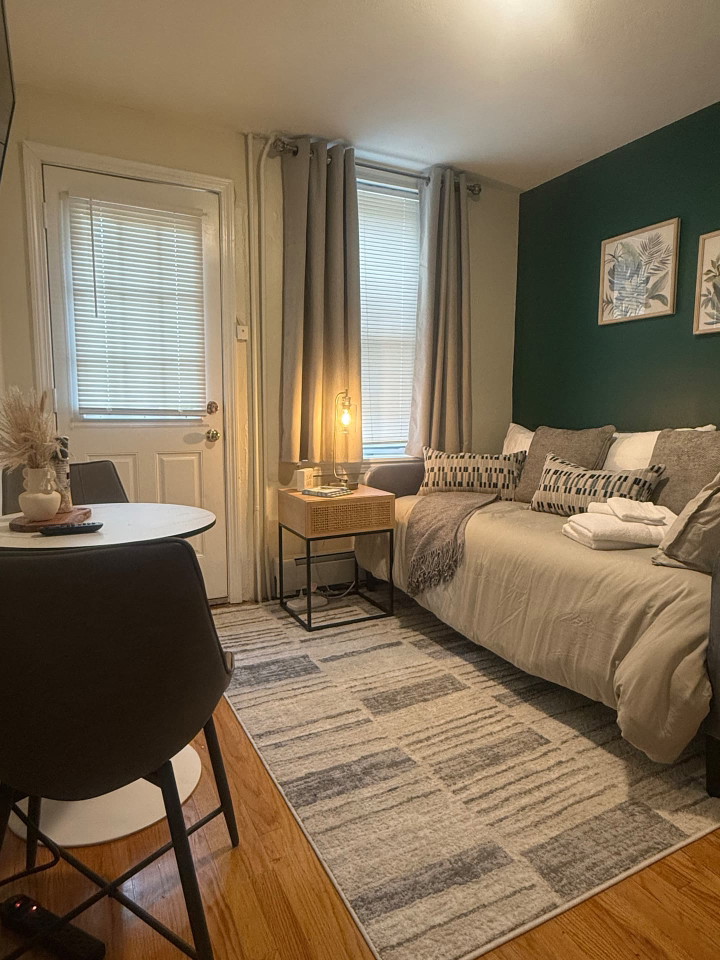 Sunlit Efficiency Unit-longwood/fenway - Boston, MA