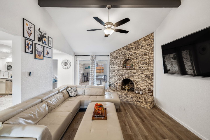 Central Location, 6 Beds, Pool Table, Air Hockey - Fort Worth, TX