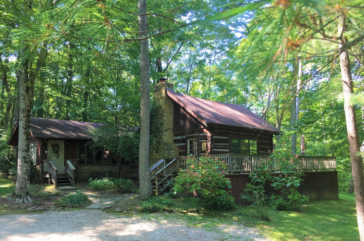 Maple Hills Log Cabin | Hot Tub  Game Room - Nashville, IN