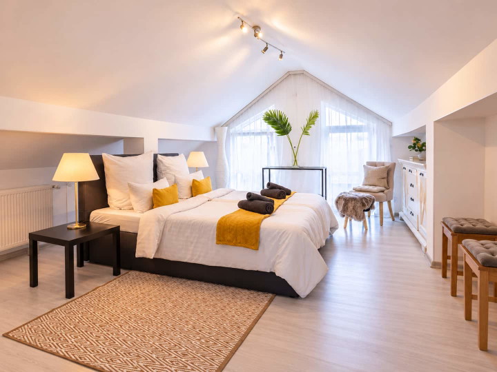 Yellow Suitcases | Designer Duplex | Self Check-in - Saarland