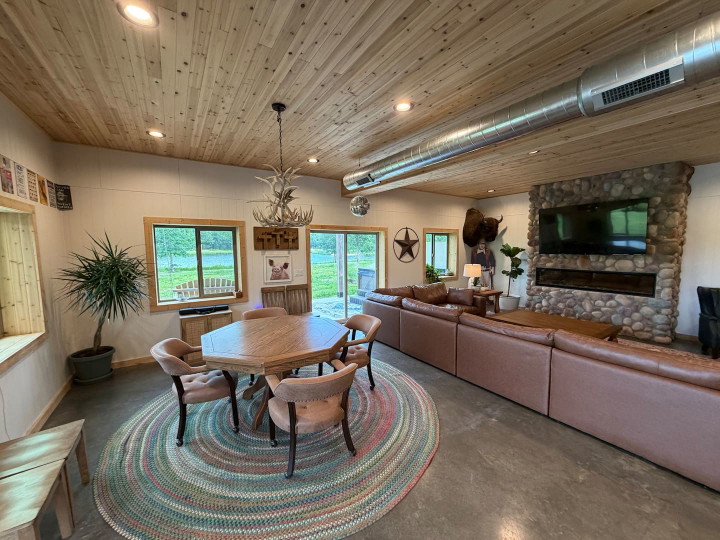 Luxury Farm Retreat | Hot Tub, Mini Putt, Fire Pit - Iowa
