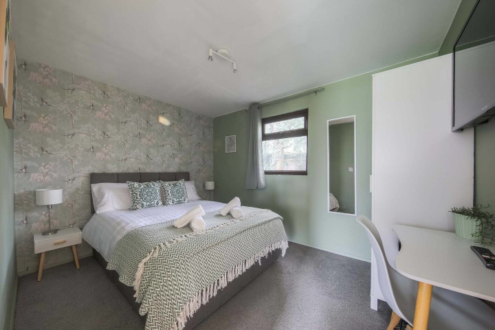 Thorpe Park Family Lodge | Sleeps 6+parking - Staines-upon-Thames