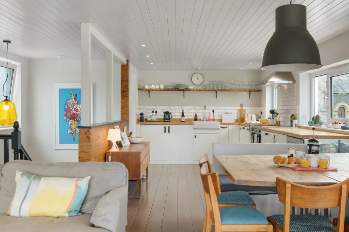 Stylish Home With Parking, Minutes From Beach - Bude