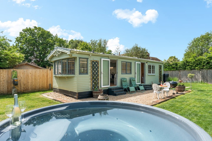 Private Lodge With Hot Tub & Parking | Nr Goodwood - Arundel
