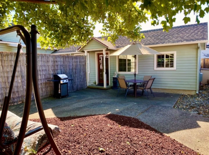 Charming Bungalow In Grants Pass Close To Downtown - Grants Pass, OR