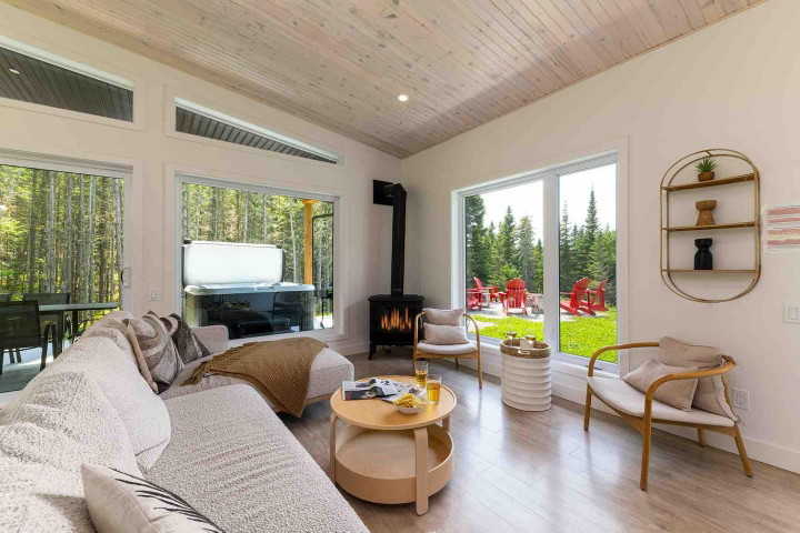 La Charlebois 24: Forest Views, Hot Tub & Patio - Baie-Saint-Paul