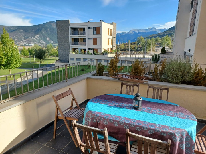 Apartamento Con Terraza En Urbanización Con Golf - Biescas