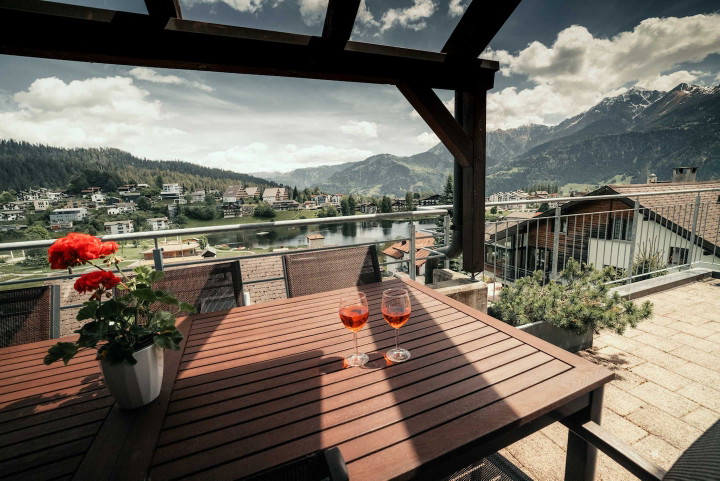 Luxurious Lake View Apartment, Balcony & Free Parking - Laax