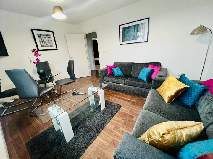 Modern 2 Bedroom Flat 1st Floor | Parking | Wi-fi - Hinckley