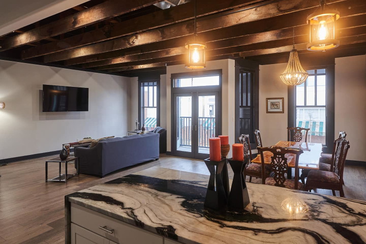 Luxury Downtown Loft & Balcony - Tupelo, MS