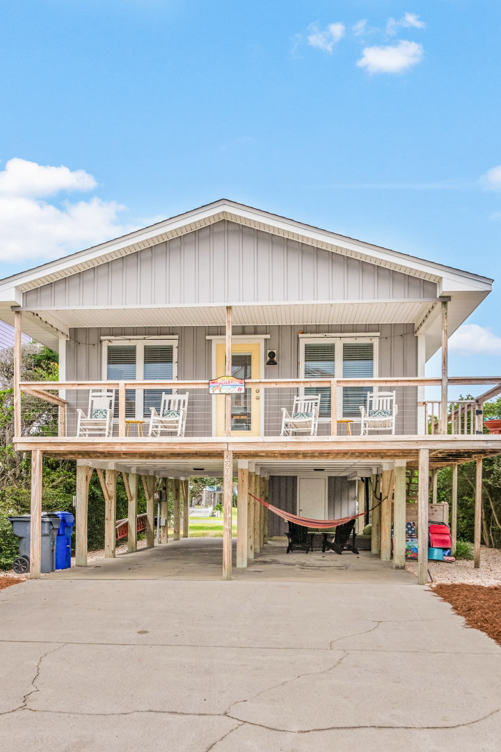 Dog Friendly: It's A "Ruff Life" Beach Cottage - Oak Island, NC