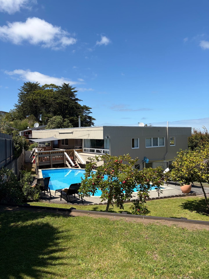 Mid-century Home With Ocean Views - Wairarapa