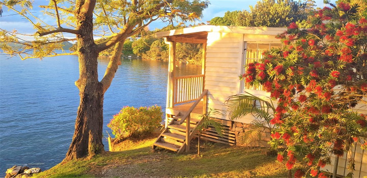 Waterfront Quintessential Kiwi Bach - One Tree Point