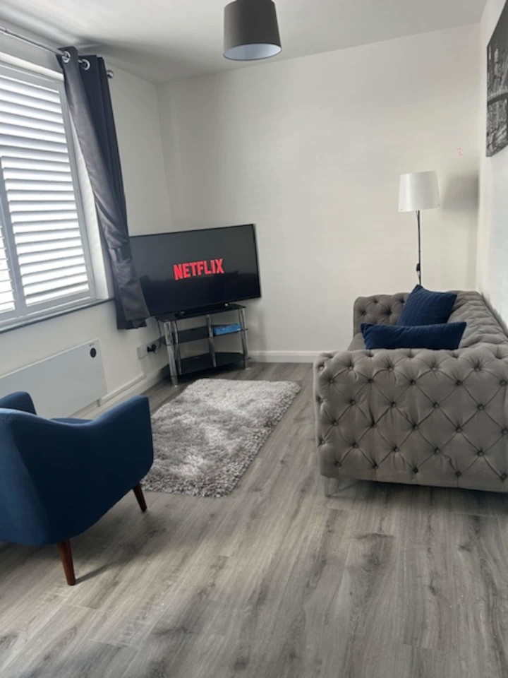 Clean Flat In Oldham Close To Transport Links - Oldham