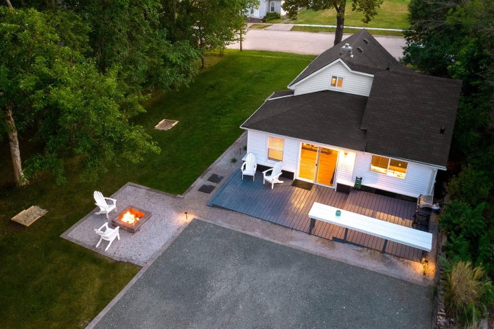 Hometown Haven- 3 Bedroom, Large Yard, Firepit - 에임스