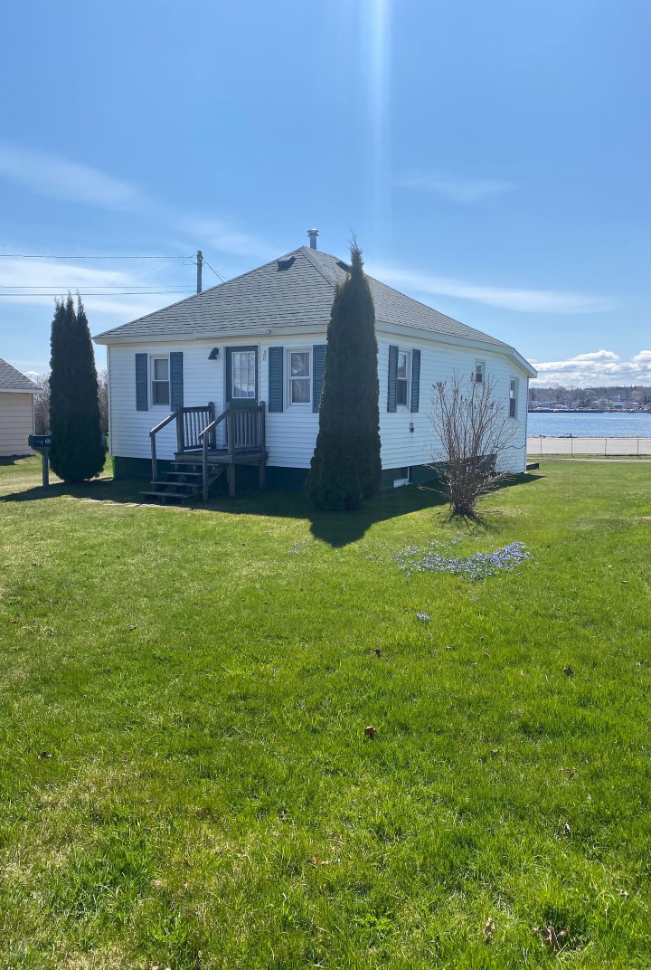 Potters Cottage By The Lake - St. Ignace, MI