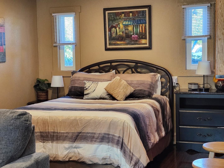 Quaint Studio Apartment With Off-street Parking. - State of Washington