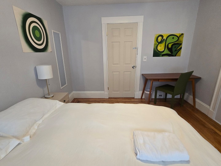 The Middle Room. Only 1 Guest Allowed Per Room. - Medford, MA