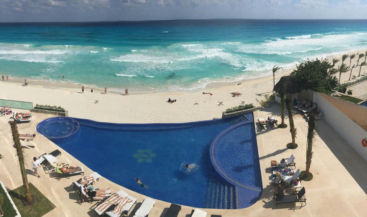 Popular Beachfront Resort In Best Location - Cancún