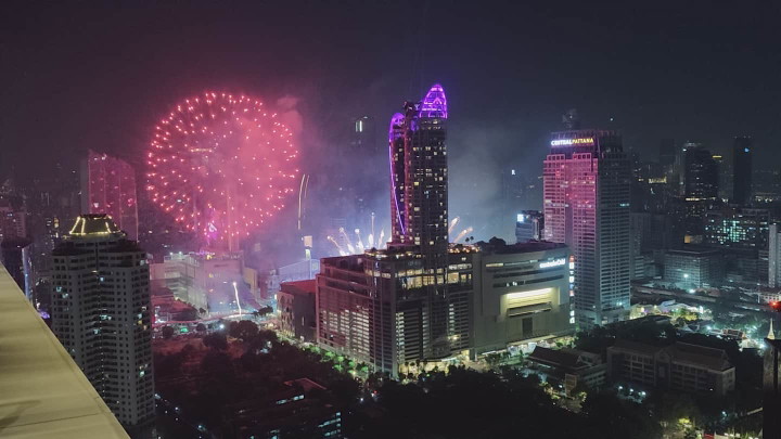 Near Paragon Kitchen, Sky Pool, Newyear Firework - Bangkok