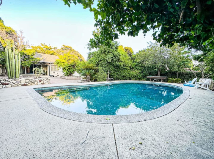 Grand 7-bed Northridge Compound With Private Pool - ハリウッド, CA