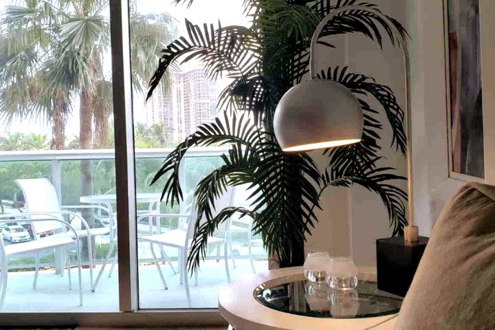 Amazing Beach Apartment. Free Parking & King Bed! - Surfside, FL