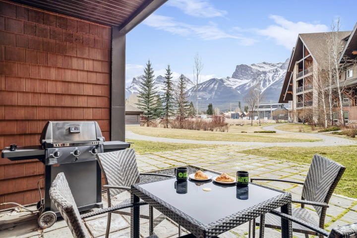 Newly Renovated 2br Rocky Retreat W/ Hot Tub & Bbq - Alberta